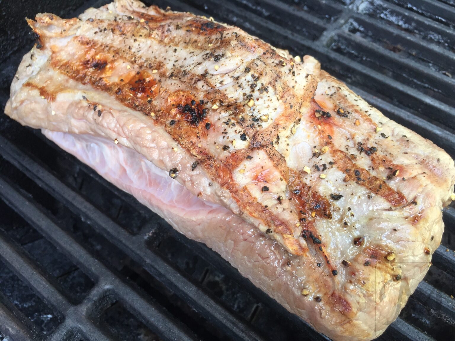 Grillet og langtidsstegt oksespidsbryst - Madkalender.dk