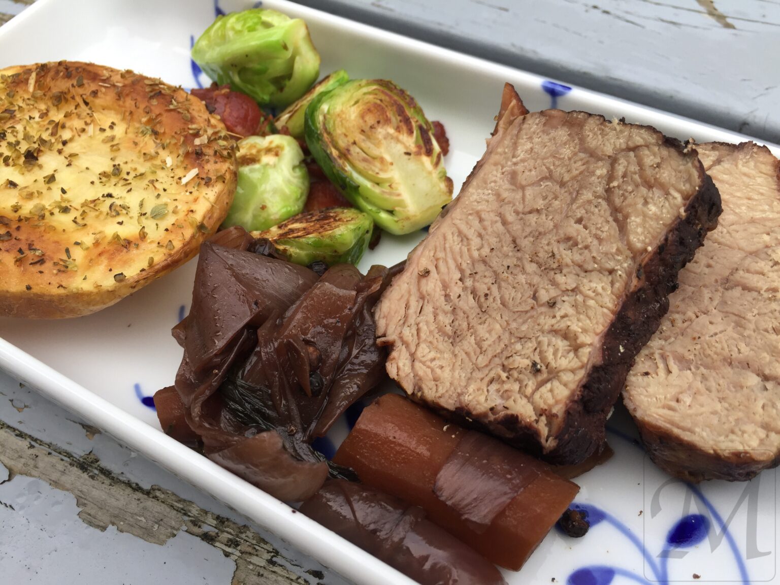 Grillet og langtidsstegt oksespidsbryst - Madkalender.dk